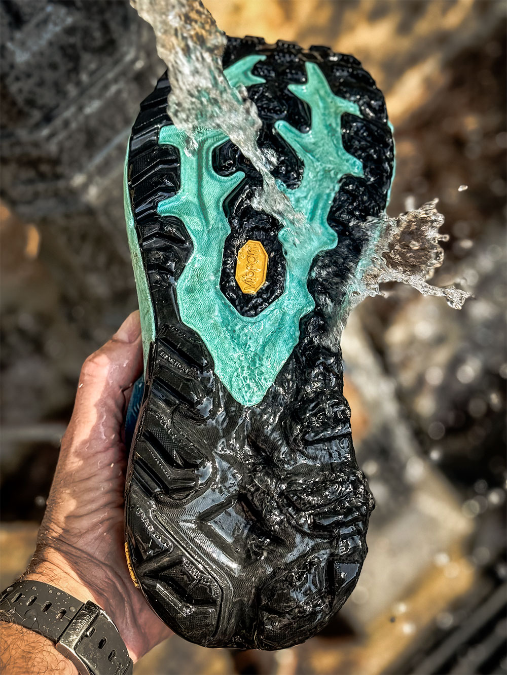 Hoka Mafate 5 combineert comfort met grip op elk terrein | Review ...